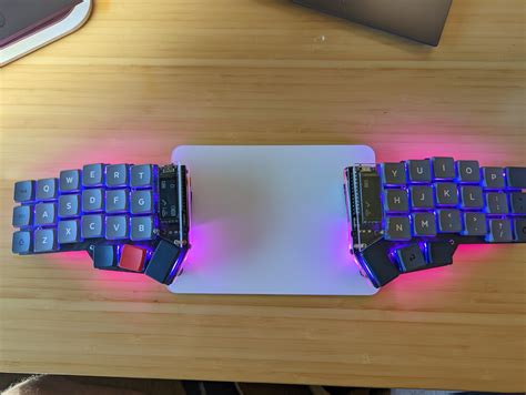 Buzzard A 40 Keys Split Keyboard With Splay And Trackpoint Rergomechkeyboards Buzzard A 40 Keys Split Keyboard With Splay And Trackpoint Rergomechkeyboards