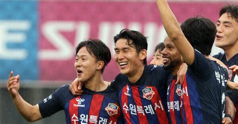 수원fc 첫 2연승의 주인공 이승우와 이용의 환호