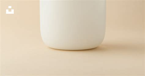 흰색 테이블에 흰색 플라스틱 용기 사진 Unsplash의 무료 베이지색의 이미지