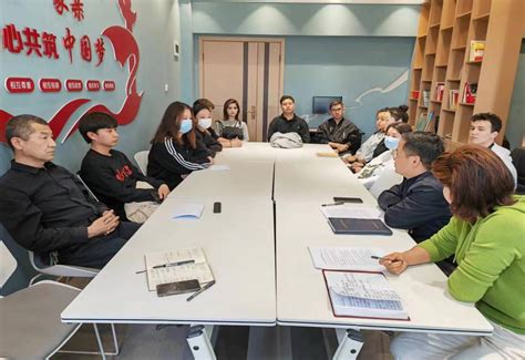 我校各民族师生密切关注两会 华北水利水电大学学生工作部（学生工作处、学生资助管理中心）