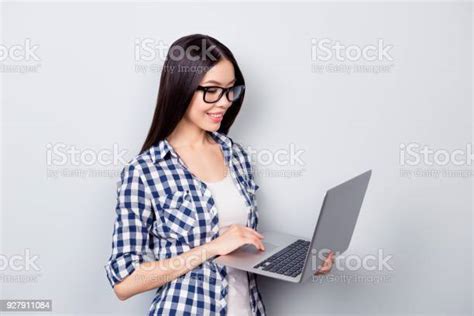 스마트 교육된 아시아 여자 입은 캐주얼 Clotes 노트북을 들고 있다 고 그녀는 쓰기 새로운 연수 It전문가 회색 배경에 고립 검사 보기에 대한 스톡 사진 및 기타 이미지