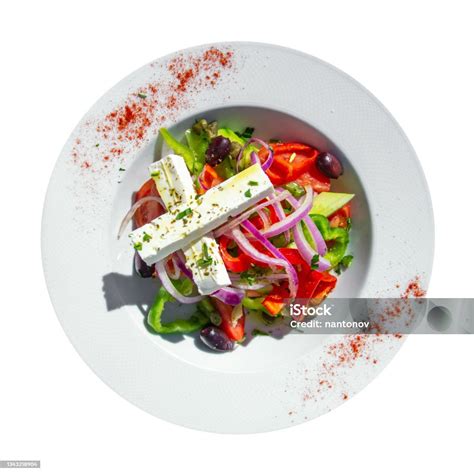 양파 피망 페타 치즈 토마토 올리브를 흰 배경으로 분리한 신선한 그리스 샐러드 맨 위 보기입니다 건강관리와 의술에 대한 스톡 사진 및 기타 이미지 Istock