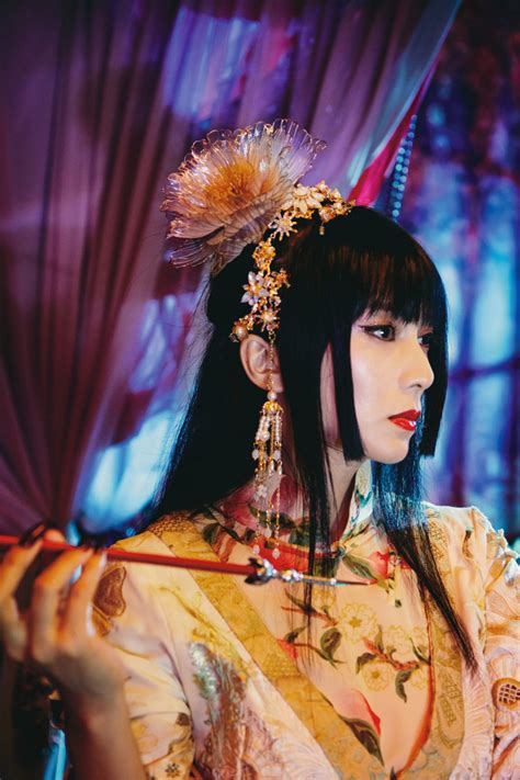 実写映画『ホリック Xxxholic』荘厳で優美な世界 衣装に負けない柴咲コウの存在感！蜷川実花撮り下ろし侑子の美麗カット解禁 ｜ オタ女