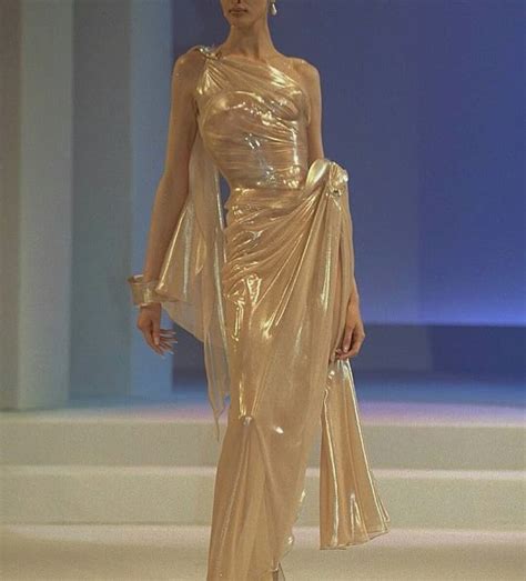Pin by 𝐌𝐞𝐥𝐚𝐧𝐜𝐡𝐨𝐥𝐢𝐚 〄 on æsthetic | Runway fashion, Runway fashion ...