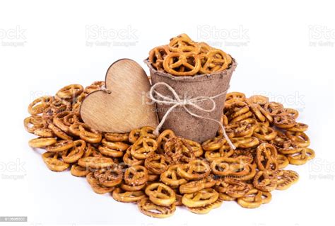 종이 컵에 프 하 렛 짠 즐 맥주에 간식 종이 양동이에 Bretzel입니다 0명에 대한 스톡 사진 및 기타 이미지 0명