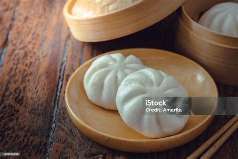 나무 접시와 대나무 증기기 중국 딤섬에 찐 돼지 고기 만두 Baozi에 대한 스톡 사진 및 기타 이미지 Baozi 고기
