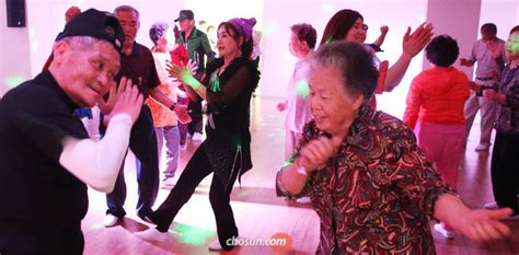 Now 춤추러 우린 경로당 간다