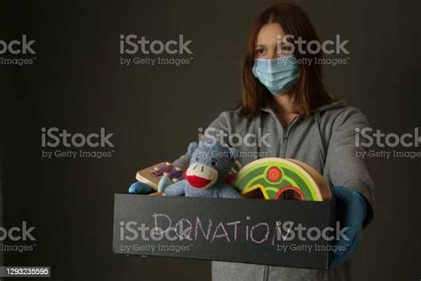 다양한 어린이 장난감을 들고 기부 상자를 들고 있는 자원봉사 여성 35 39세에 대한 스톡 사진 및 기타 이미지 35 39세