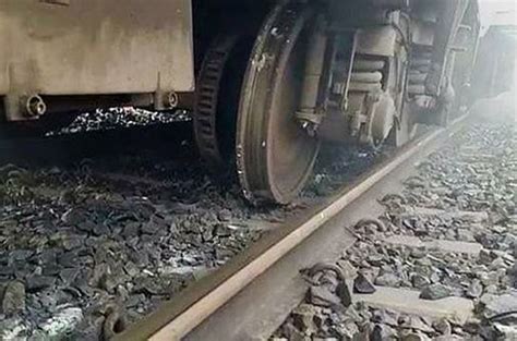 रात में बेपटरी हुई मालगाड़ी सुबह शटल और मेमू करना पड़ी निरस्त Train