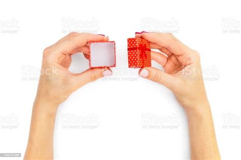 흰색 작은 선물 상자를 여는 여자의 손 최고의 볼 수 있습니다 개념에 대한 스톡 사진 및 기타 이미지 개념 공휴일 기념일