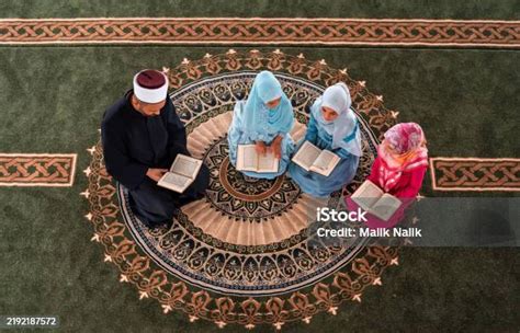 무슬림 교사는 아이들에게 성스러운 책인 꾸란을 읽도록 가르치고 모스크 안에서 기도하는 이슬람 신자들의 모임을 가르칩니다 Dhikr에 대한 스톡 사진 및 기타 이미지 Istock