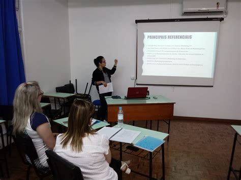 Acadêmica pesquisa marketing de defensores para consumidores