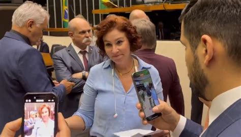 Carla Zambelli recebe intimação do STF no plenário da Câmara para apresentar defesa em caso de