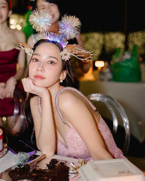 อั้ม พัชราภา ฉลองคริสต์มาสหวานปนแซ่บ เดรสสั้นซีทรูเบา ๆ เซ็กซี่ขยี้ใจมาก