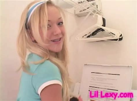 Lil Lexy Fingert Und Masturbiert Mit Make Up Pinsel Xhamster