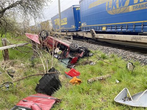 Collision Avec Une Voiture Sur Un Passage à Niveau à Plesnoy