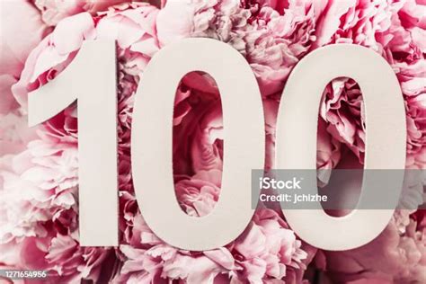모란 꽃 숫자 백 생일 인사말 카드 와 비문 100 기념일 컨셉 맨 위 보기입니다 꽃 배경에 흰색 숫자 수치 숫자 축하 이벤트