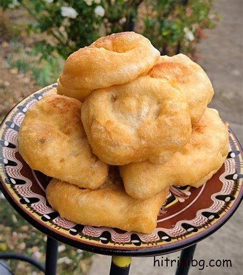 Пухкави и вкусни домашни мекици лесна рецепта за традиционна българска закуска Домашни хитрини