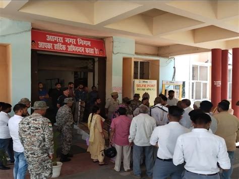 Sewer Road And Water Problems In Dayalbagh Raised Slogans And Sat On