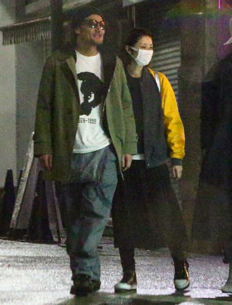 【写真】高岡早紀、密会した実力派俳優との密着写真4枚｜newsポストセブン