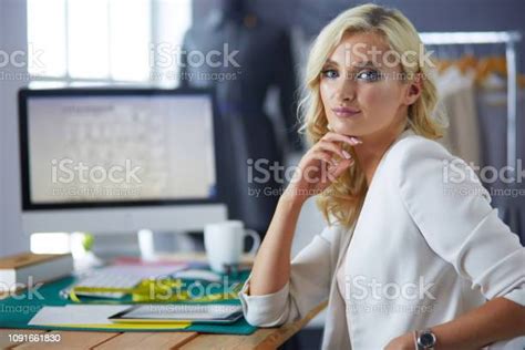 그녀의 디자인 스튜디오에서 작업 하는 패션 디자이너 여자 걸레에 대한 스톡 사진 및 기타 이미지 걸레 고급 의상 드레스 Istock