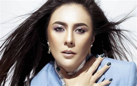 Tampil Bergaya Edgy Wulan Guritno Awet Muda Terus Okezone Lifestyle