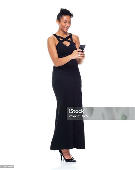 귀여운 검은 드레스를 입고 아름 다운 흑인 여자스마트 폰에 문자 메시지 20 24세에 대한 스톡 사진 및 기타 이미지 20 24세 20 29세 검은색 Istock