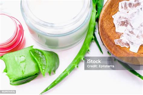 알로에 베라 젤 암 염 미네랄 피부 크림 백색 배경에 유기농 스킨 케어 고 민감한 피부를 위한 천연 화장품 알로에 베라 잎을 썬 대체 의학 스파와 스킨 케어 개념 건강관리와