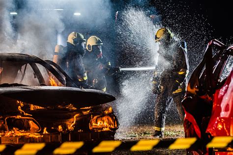자동차 충돌의 가까이 물을 살포 하는 소방 관 3 명에 대한 스톡 사진 및 기타 이미지 3 명 교통사고 충돌 사고 구조 Istock