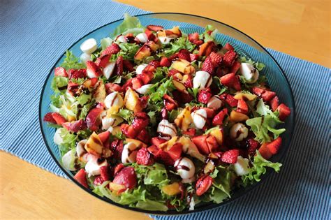 Mat Och Bak Sallad Med Jordgubbar Och Ost