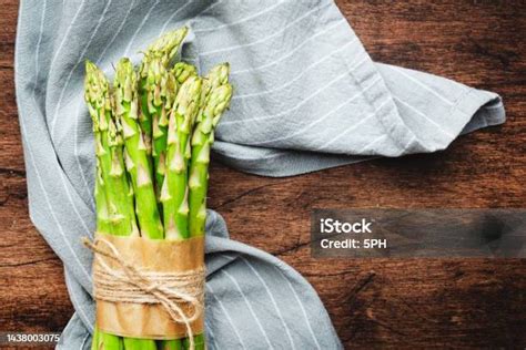 소박한 나무 식탁 배경 평면도 복사 공간에 신선한 아스파라거스 무리 0명에 대한 스톡 사진 및 기타 이미지 0명 건강한 식생활 계절 Istock