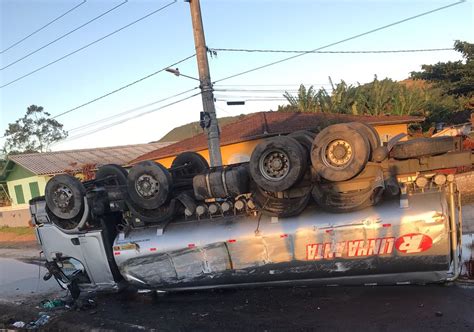 Caminhão de combustível tomba e interdita BR 101 filas de 10