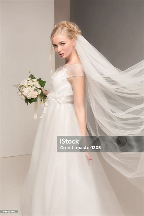 집에서 처럼 하얀 스튜디오 인테리어에 실내 서 아름 다운 드레스에서의 신부 세련 된 웨딩 스타일 총 신부 처럼 젊은 매력적인 백인 모델 부드러운 찾고 가정의 방에 대한 스톡