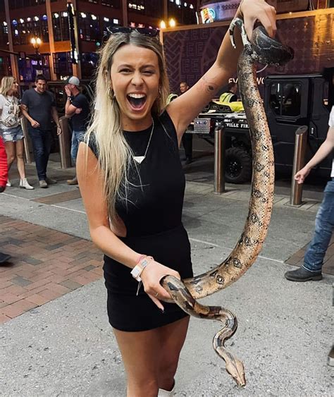 Hawk Tuah Girl” Stuns Thousands After First Public Appearance At Zach Bryan Show Bored Panda