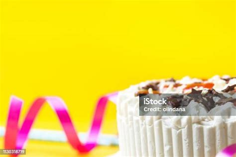 밀크 초콜릿 스타 스프링 딸기 잼을 설탕 프로 스 팅 크림 레이어 생일 케이크를 스폰지 블루 노란 바탕에 빨 대 곱슬 리본을