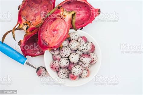 Pitahaya 야 흰색 바탕에 공에 만들어진 열 대 과일 슬라이스 디저트 서빙 조각 된 과일 드래곤 과일 공입니다 밝은 색상