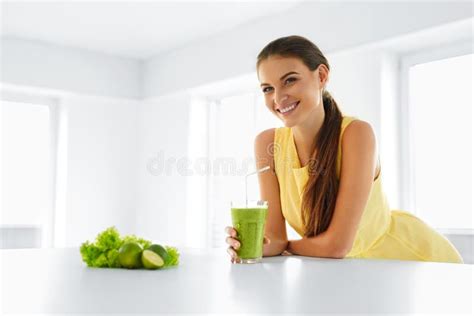 υγιές γεύμα Γυναίκα που πίνει το καταφερτζή Detox Τρόπος ζωής τρόφιμα