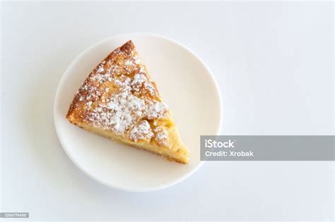 흰색 배경에 고립 된 맛있는 사과 파이 샬롯 집에서 사과 파이 디저트로 구워 수제 페이스트리 레시피 0명에 대한 스톡 사진 및 기타 이미지 Istock