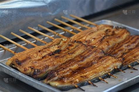 街边的烤鳗鱼串