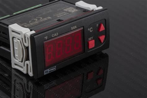 RS PRO RS PRO Panel Mount On Off Temperature Controller 77 X 35mm 1 Input 2 Output Relay