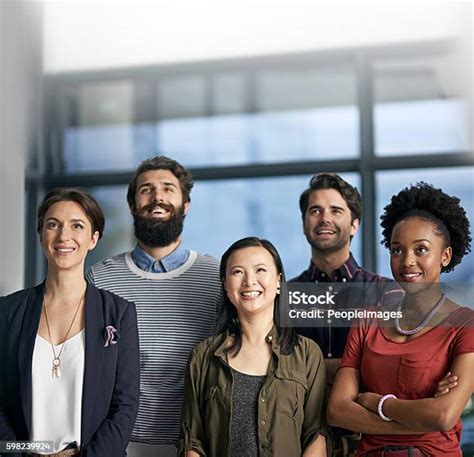 그들이 정상에 사업을 하는 것을 지켜보세요 긍정적인 감정 표현에 대한 스톡 사진 및 기타 이미지 긍정적인 감정 표현 기업 재무와 산업 남성 Istock