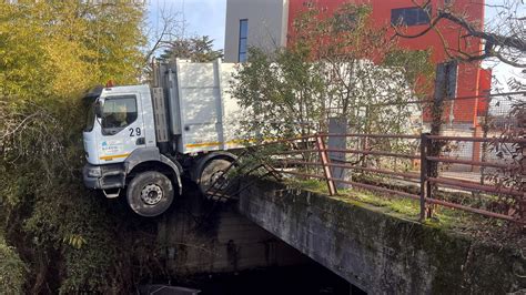 Camion In Bilico Sul Ponte Incredibile Incidente Alle Porte Di Milano