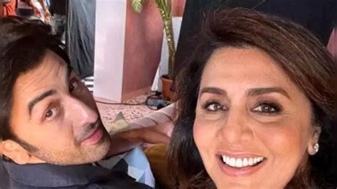 Ranbir Ranbir Kapoor And Mom Neetu Kapoor Perform Ganpati Visarjan Puja In Mumbai Watch