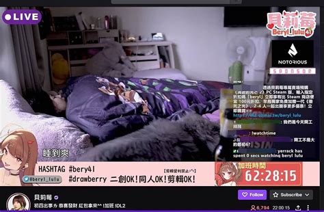Làm clip ngủ trên sóng nữ streamer xinh đẹp hớ hênh tốc chăn tới mức