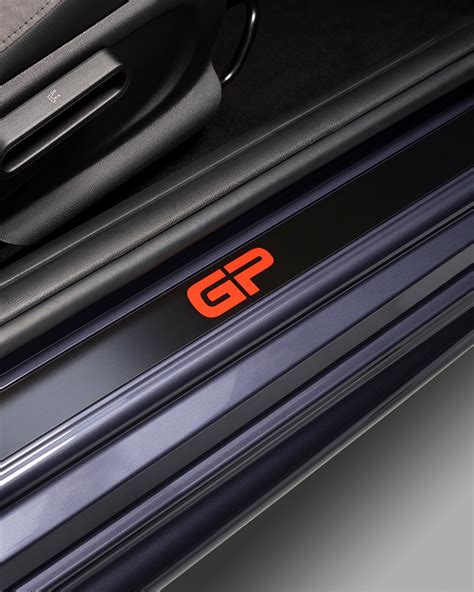 Mini Gp 브랜딩 도어실부터 18인치 Jcw 컵 스포크 투톤 휠까지 Gp 고유의 모터스포츠