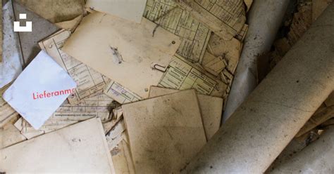 갈색 마분지 상자에 흰색 프린터 용지 사진 Unsplash의 무료 가구 이미지