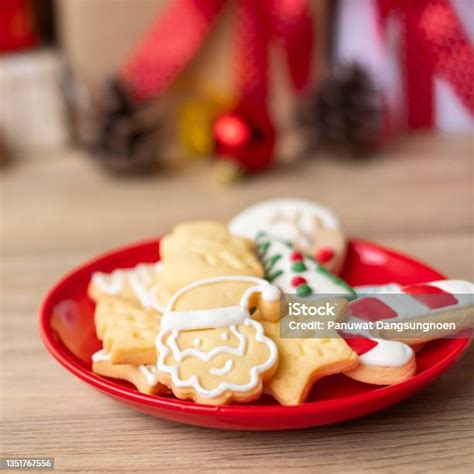 나무 테이블 배경에 수제 쿠키와 메리 크리스마스 Xmas 파티 휴일 및 행복한 새해 컨셉 0명에 대한 스톡 사진 및 기타 이미지