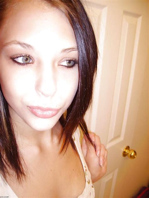 Les Photos Volées Brune Posant Devant Un Miroir Photos Porno Photos