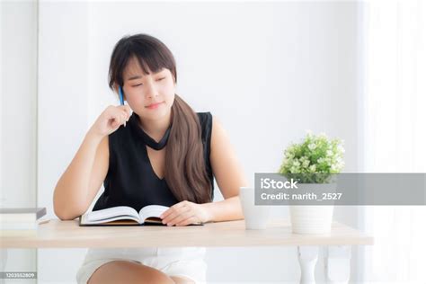 아름 다운 아시아 여성 작가 미소 생각 아이디어 와 책상 사무실에 행복 노트북 이나 일기에 쓰기 아시아 여자의 라이프 스타일은 성공 여성 계획 작업 교육 및 비즈니스 개념