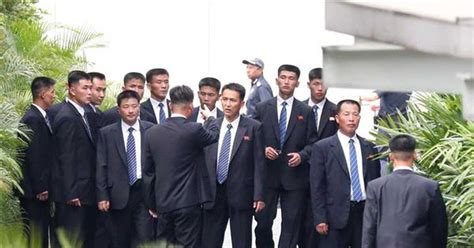 【米朝首脳会談】金正恩氏を一目見ようと一斉にスマホを向けるシンガポール市民 宿泊先ホテル周辺などは騒然 産経ニュース